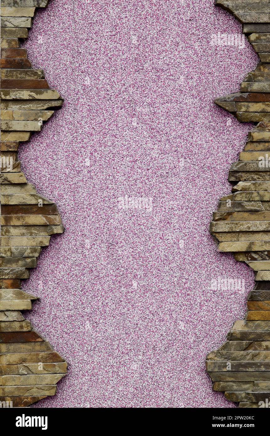 Plâtrés et traités purple mur de béton avec un beau cadre de pierres ...