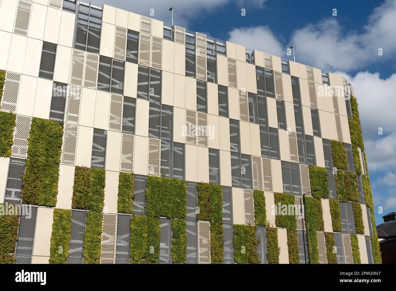 L'extérieur d'un nouveau parking à plusieurs étages avec un mur à vivre ...