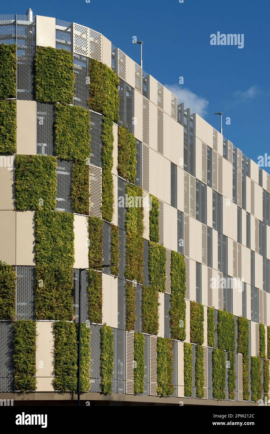 L'extérieur d'un nouveau parking à plusieurs étages avec un mur à vivre ...