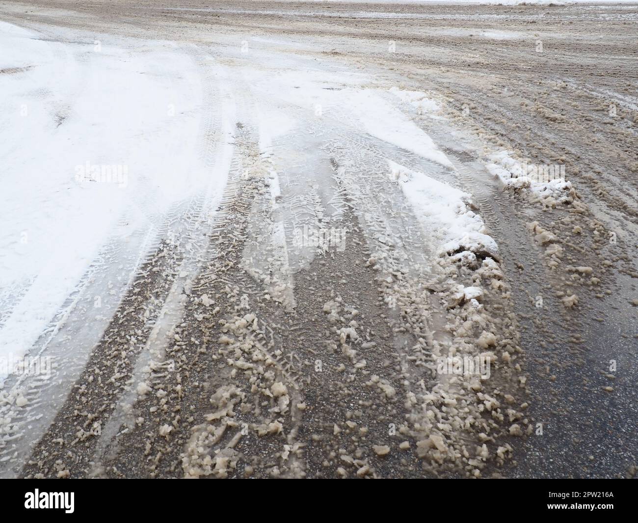 Bord de route avec une chasse-neige. Conditions de conduite difficiles ...