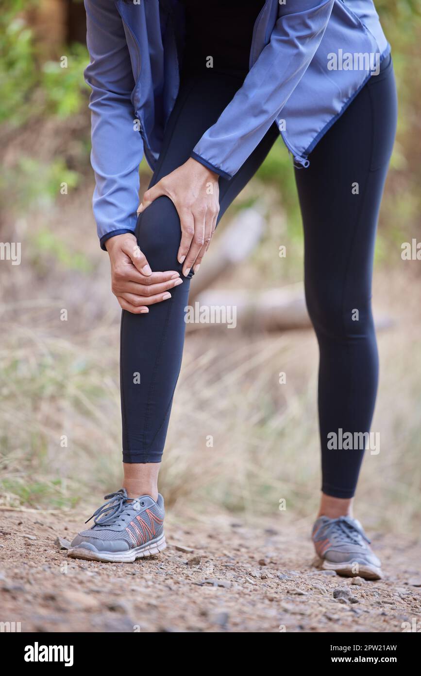 Fitness, douleur de genou et massage des mains de femme en forêt ...