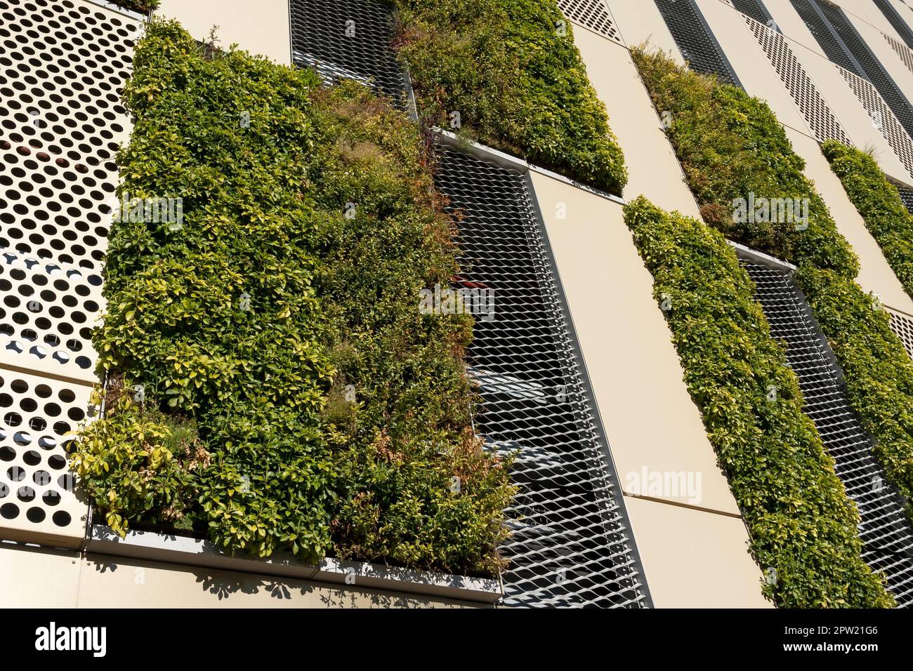 Un détail extérieur d'un nouveau parking à plusieurs étages avec un mur ...