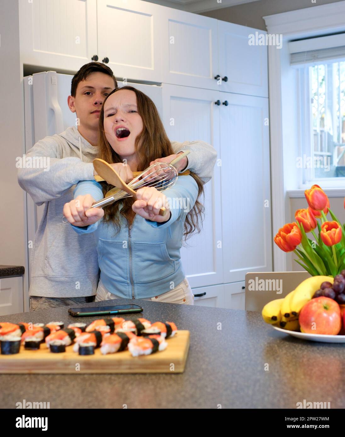 Protégez-vous. Un garçon et une fille enthousiastes imitent bêtement ...