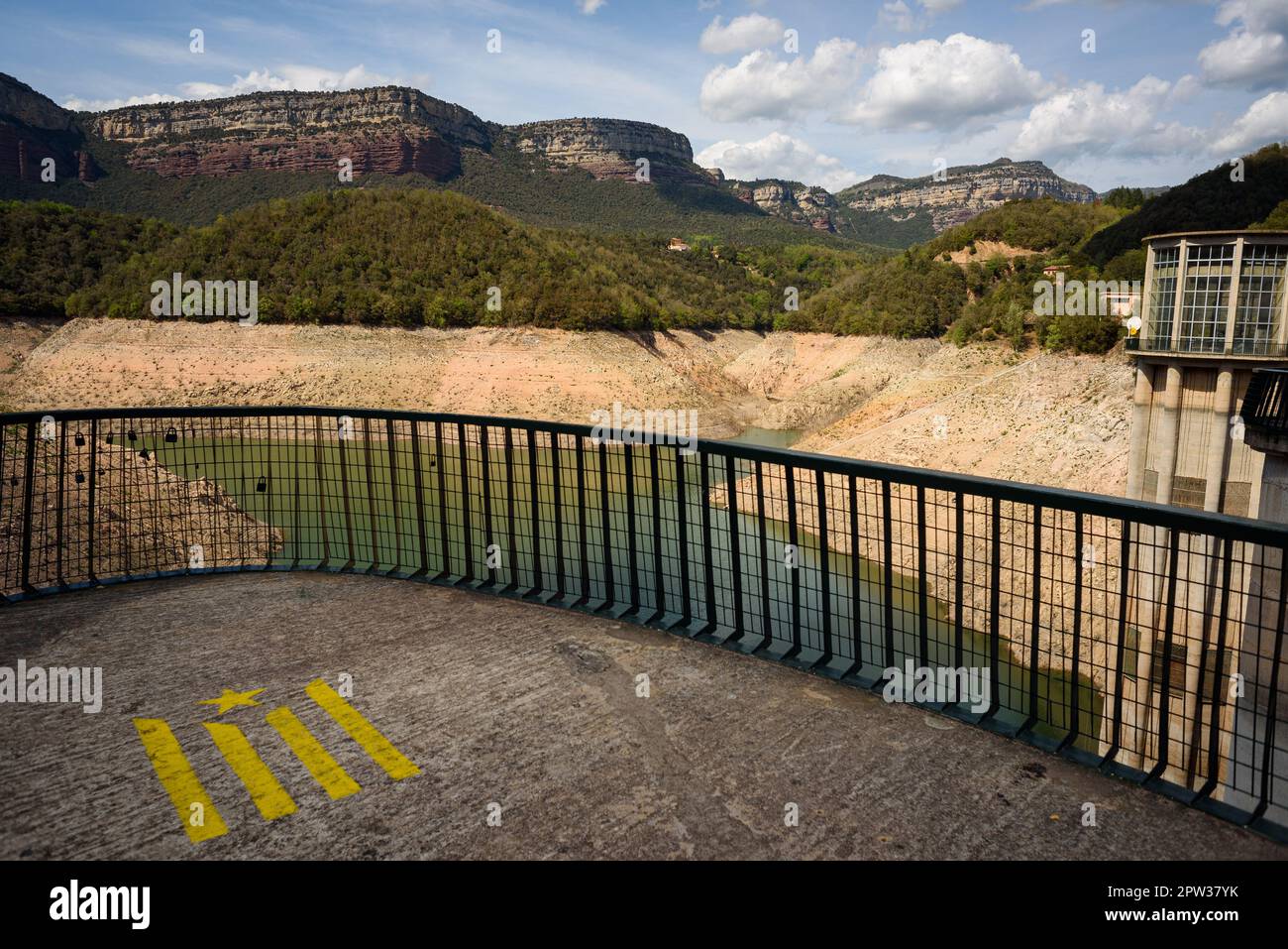 Vilanova de Sau, Espagne - 27 avril 2023 : barrage vu au réservoir d ...