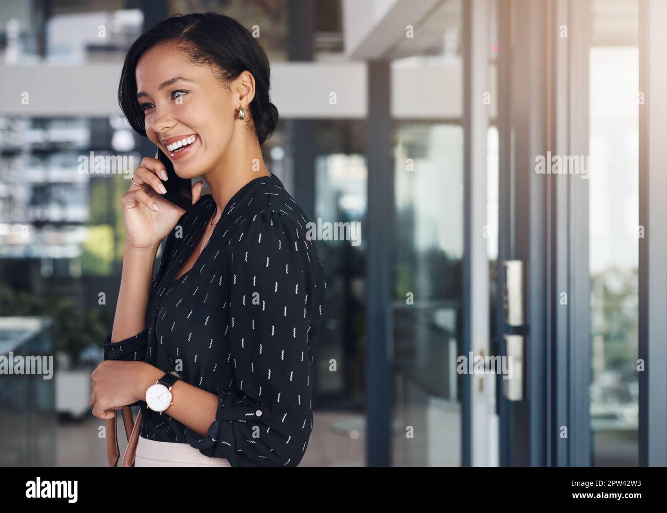 Elle connaît beaucoup de personnes qui peuvent les aider à y parvenir ...