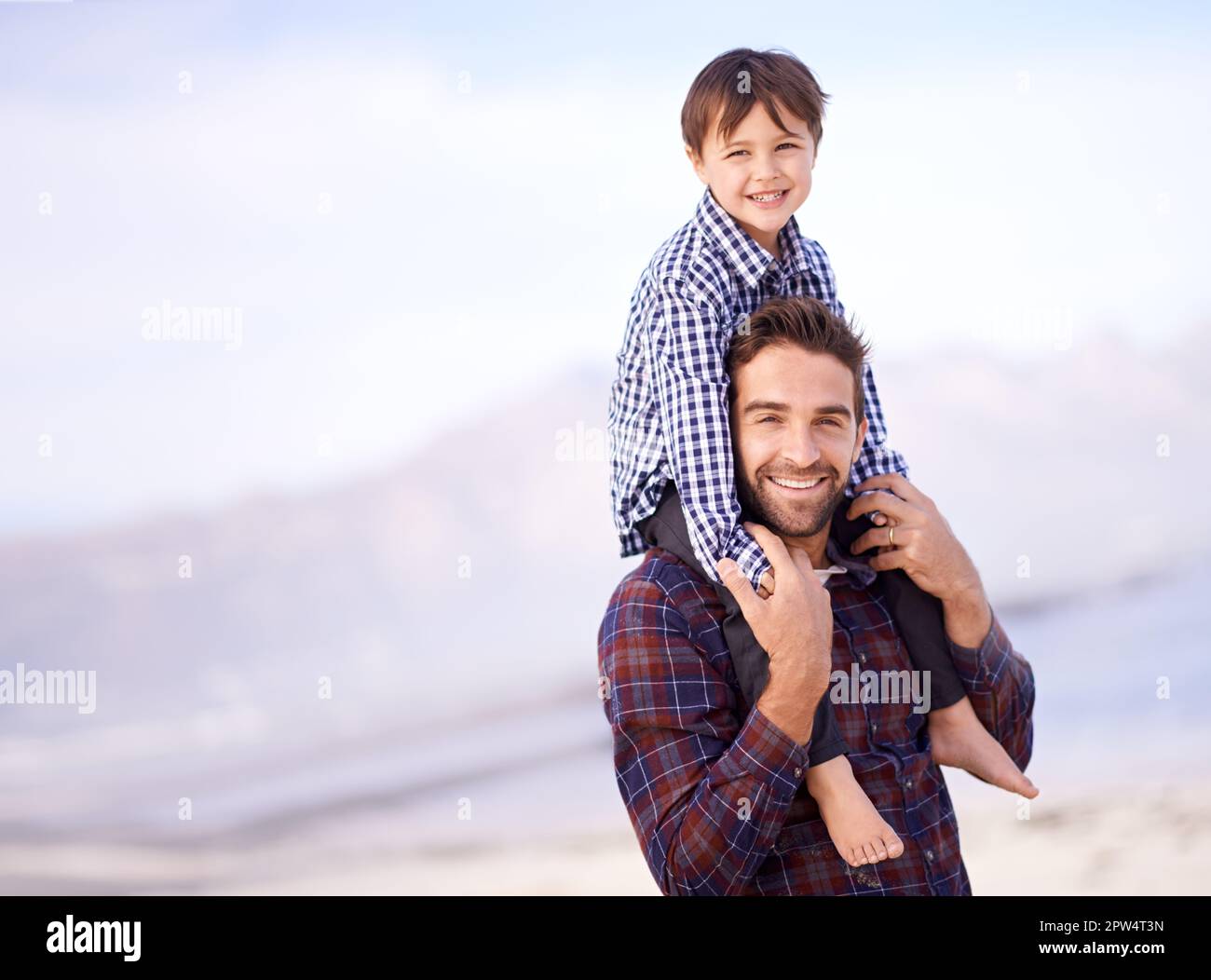 Une journée avec dad...its le meilleur. Un père portant son jeune fils ...
