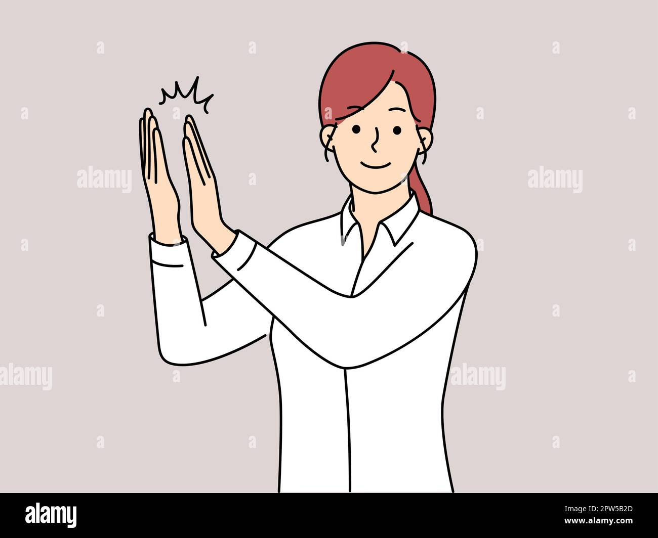 Une femme souriante claque les mains pour exprimer son appréciation ...