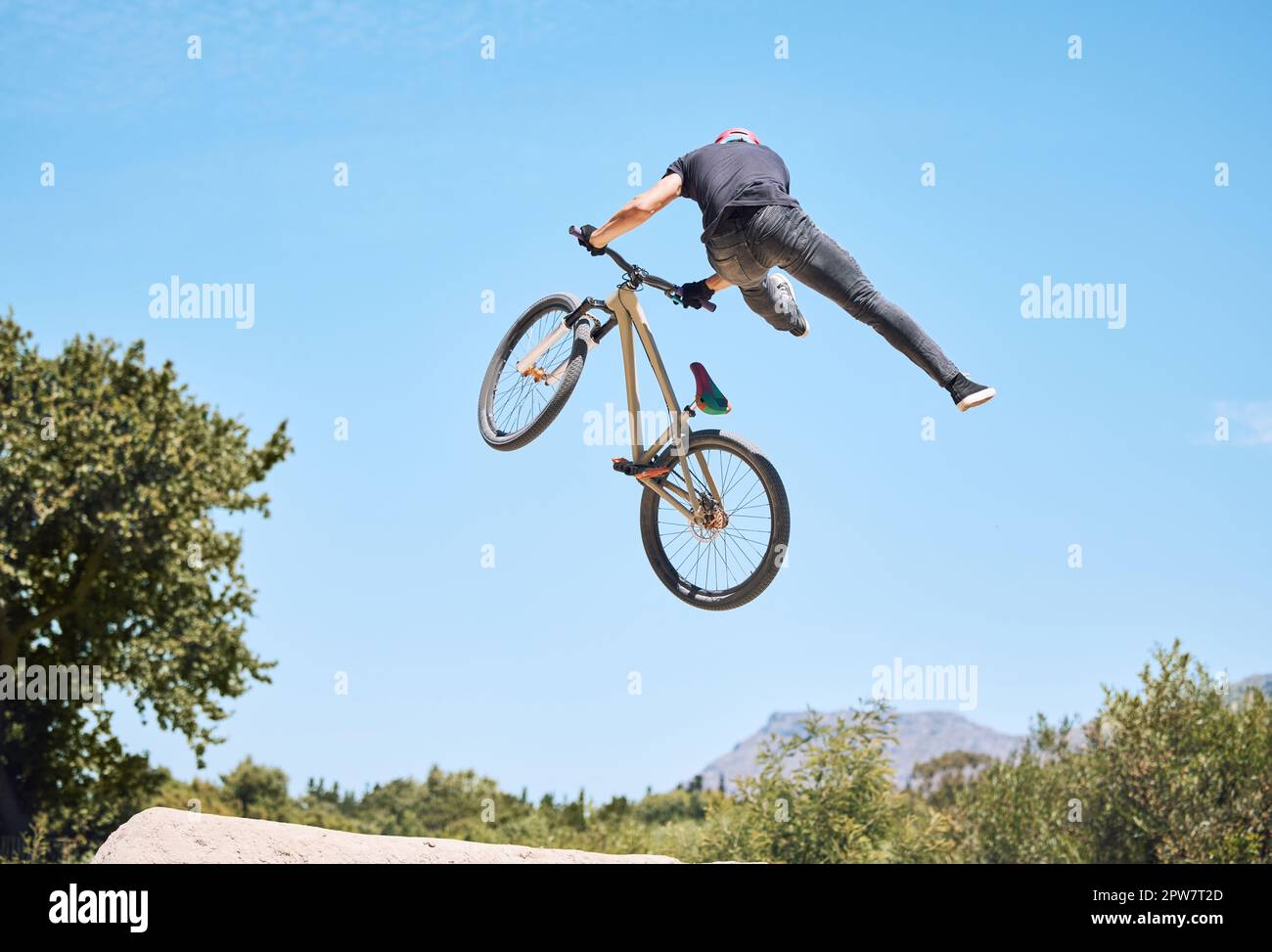 Homme montrant ses compétences en vélo tout en faisant du vélo à l ...