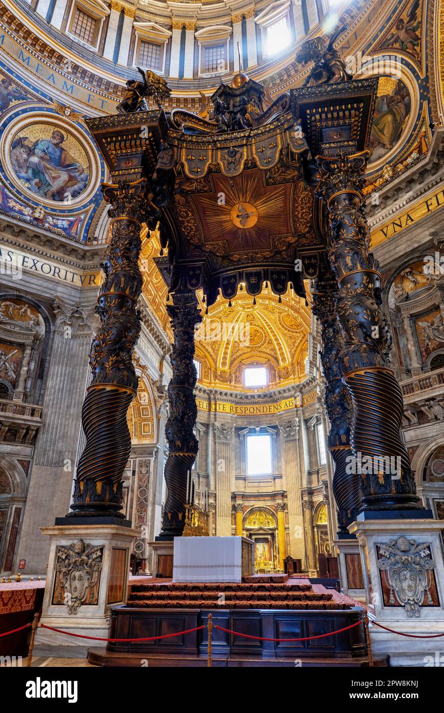 L'autel papal et Baldacchino par Bernini dans la basilique Saint-Pierre ...