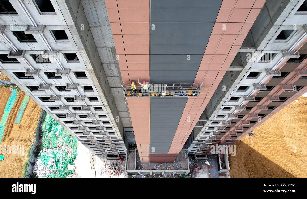 HEFEI, CHINE - le 29 AVRIL 2023 - des travailleurs décorent l'extérieur ...