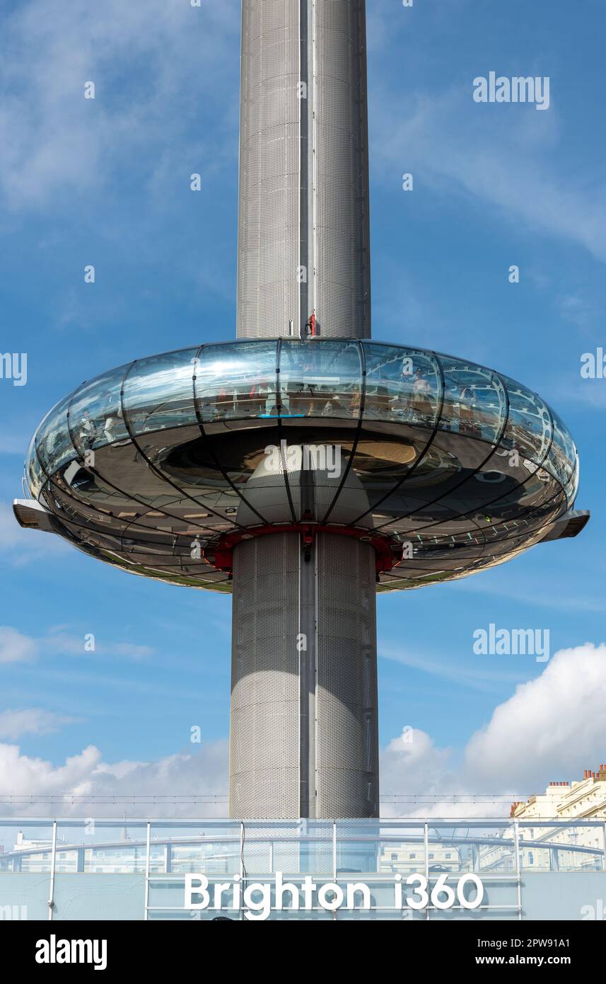 La tour d'observation Brighton i360 commence à s'élever avec le logo de ...