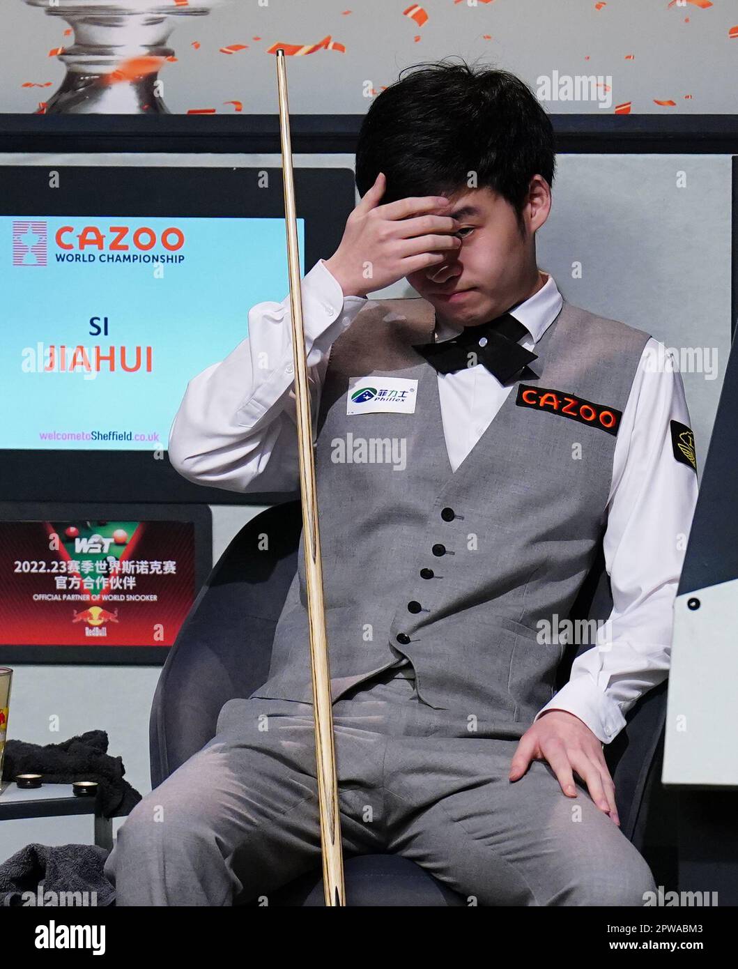 Si Jiahui réagit au cours de son match contre Luca Brecel (non représenté) le quinze jour du ...