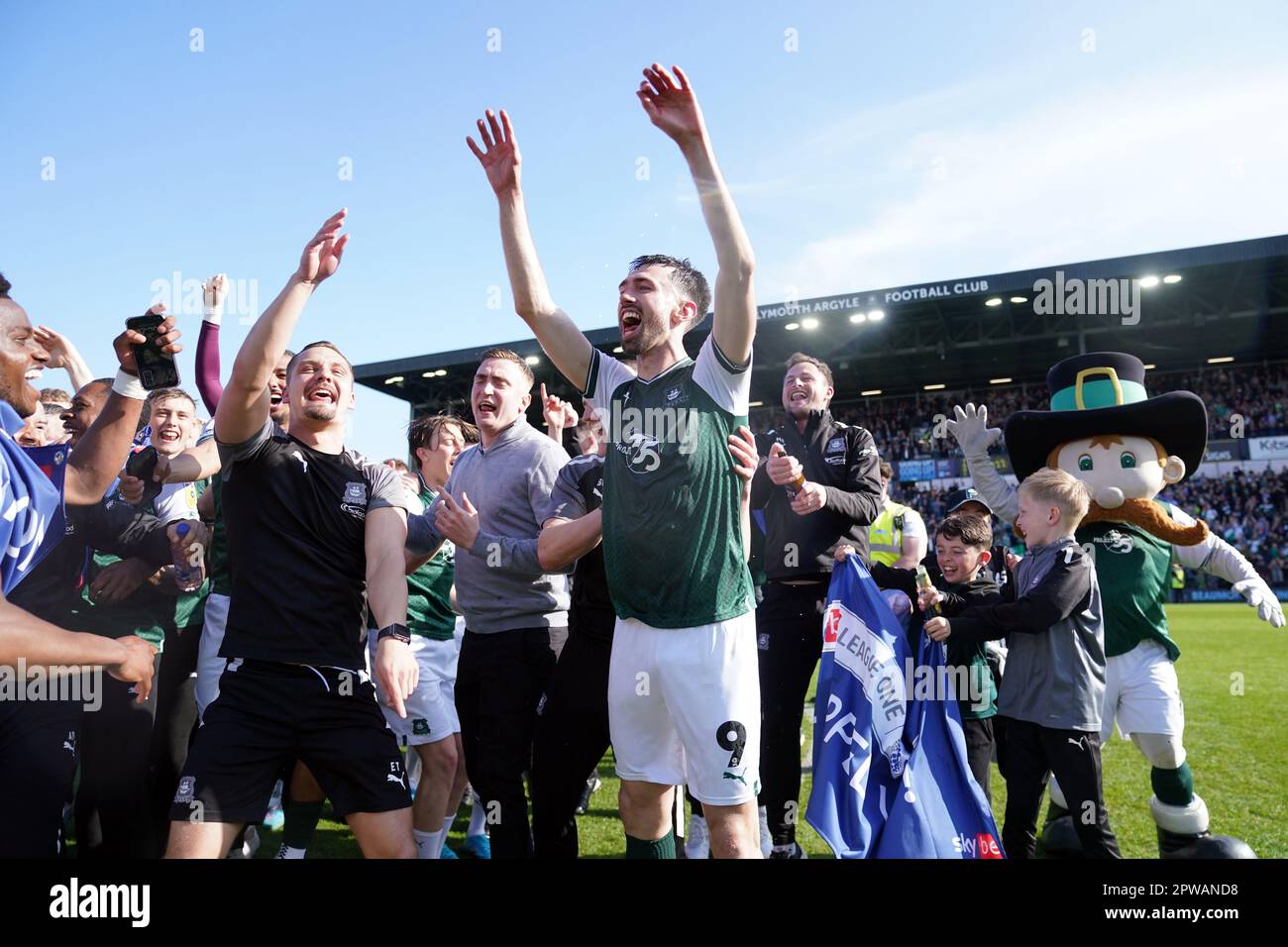 Ryan Hardie de Plymouth Argyle célèbre sa promotion au championnat à la ...
