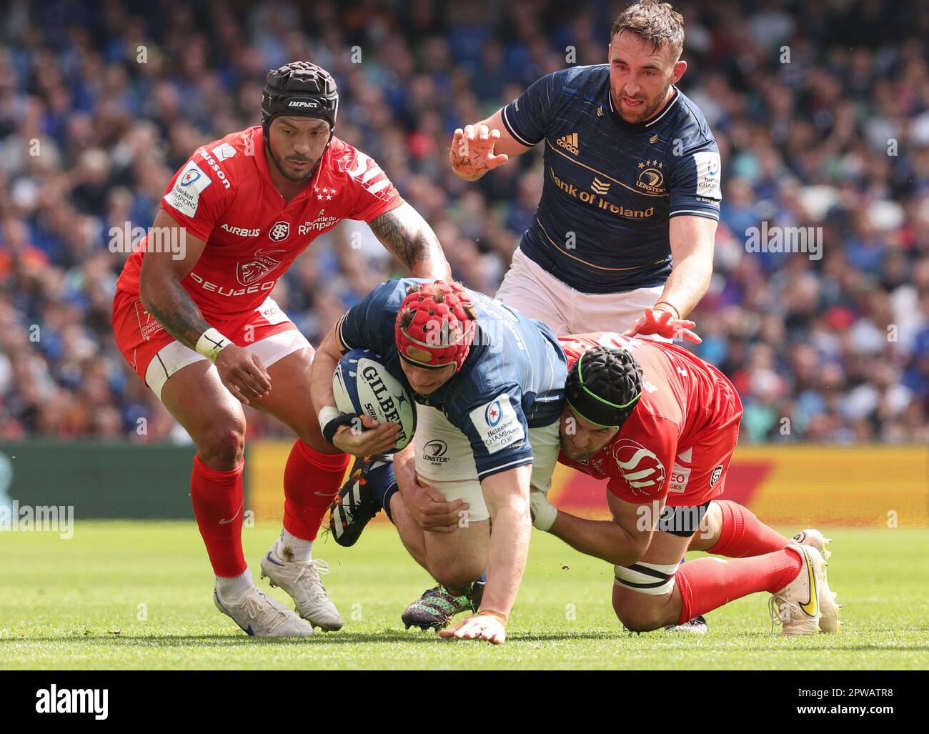 Josh van der Flier, de Leinster, a été attaqué par Pita Ahki et ...