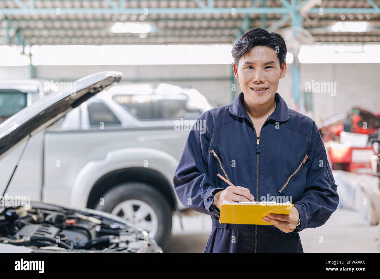 portrait mécanicien ingénieur homme heureux pour le service réparation ...