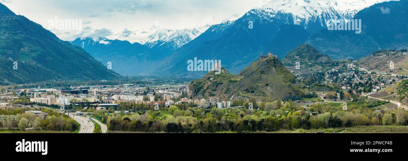 Sion Suisse a également appelé Sitten avec le château de Valere et le ...