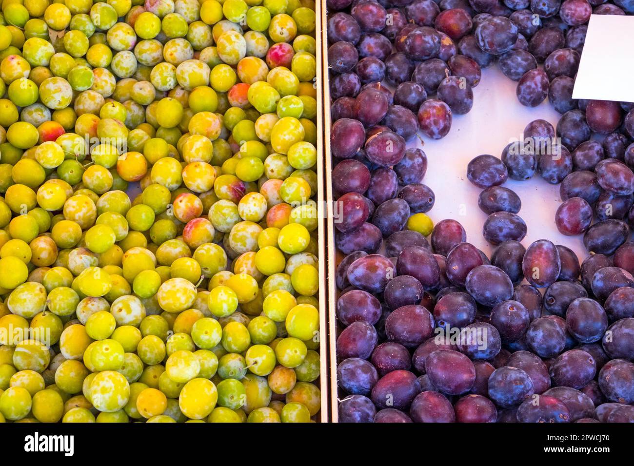 Prunes rouges et jaunes Banque de photographies et d’images à haute ...