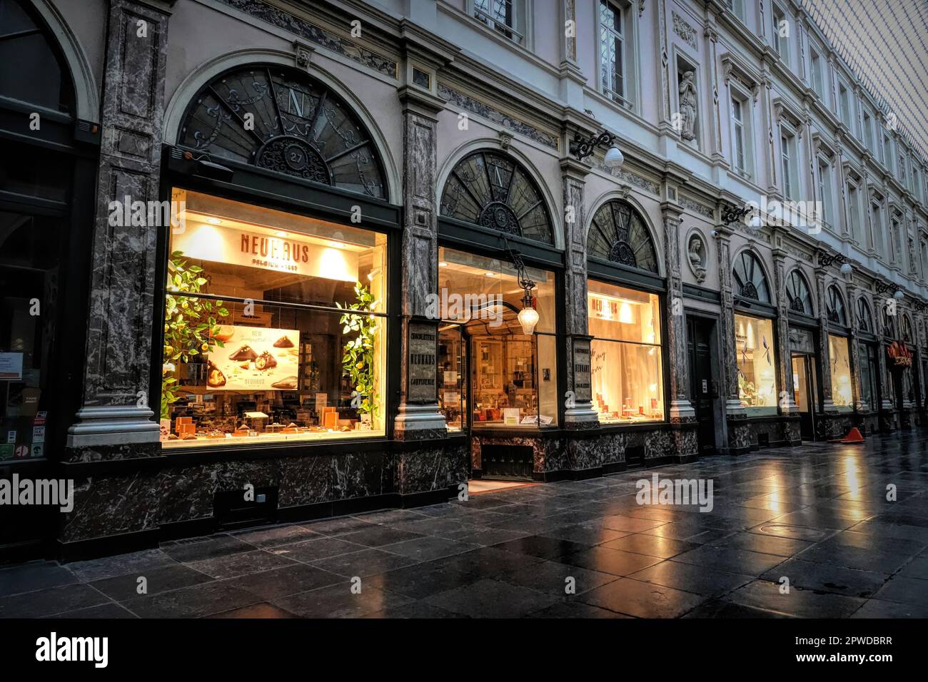 Bruxelles; Brabant, Belgique 04 27 2023 Grand angle tourné sur le ...