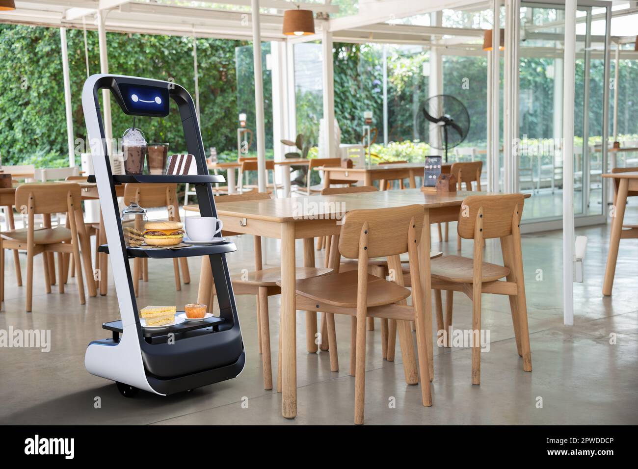 Robot de serveur autonome travaillant dans le restaurant, concept de ...