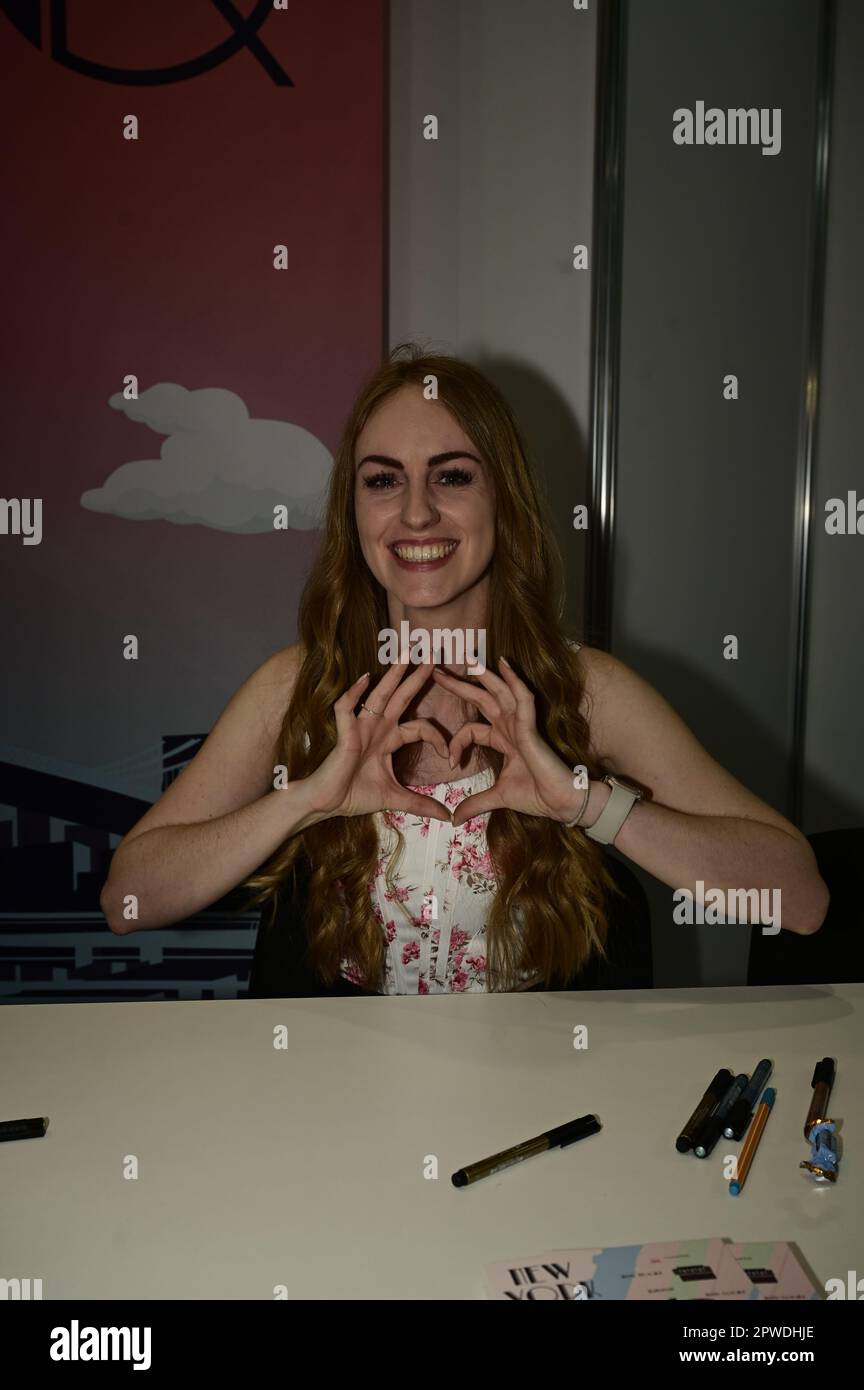 Anabelle Stehl BEI der Signierstunde ihres Buches 'soyons sauvages' Am ...