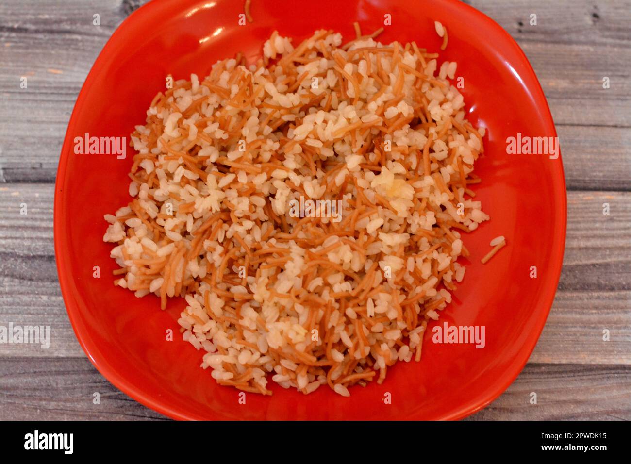Une assiette de riz égyptien avec vermicelles cuites à la vapeur chaude ...