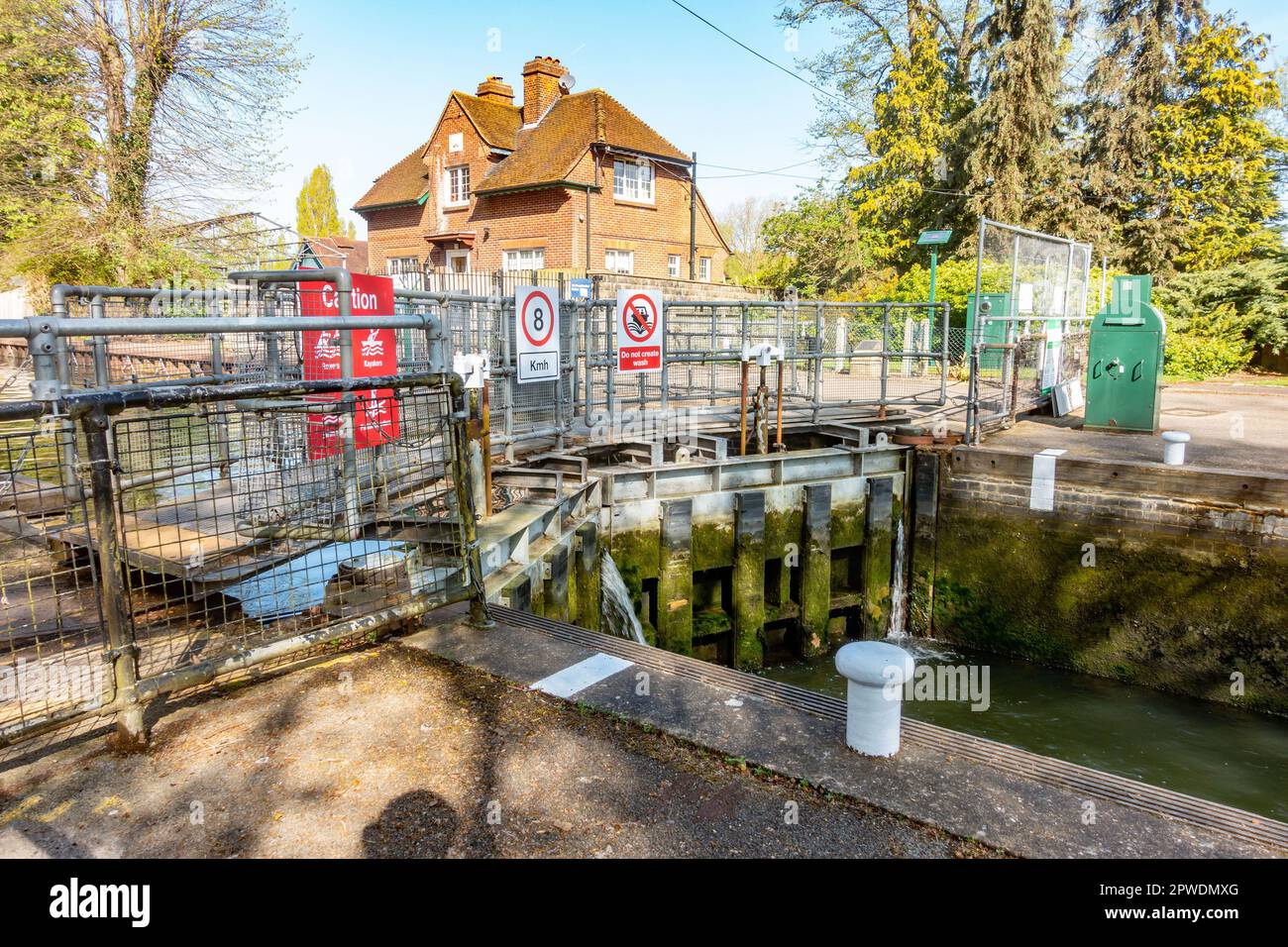 Les portes de Caversham Lock retiennent l'eau sur la Tamise à Reading ...