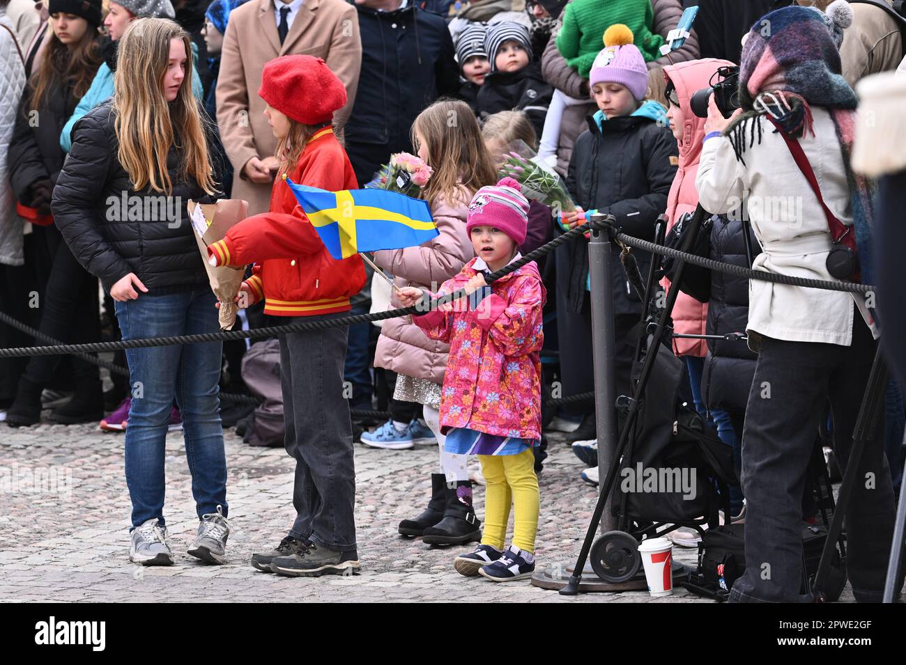 STOCKHOLM 20230430 Enfants En Attente Avec Le Drapeau Su dois Attendent stockholm-20230430-enfants-en-attente-avec-le-drapeau-su-dois-attendent