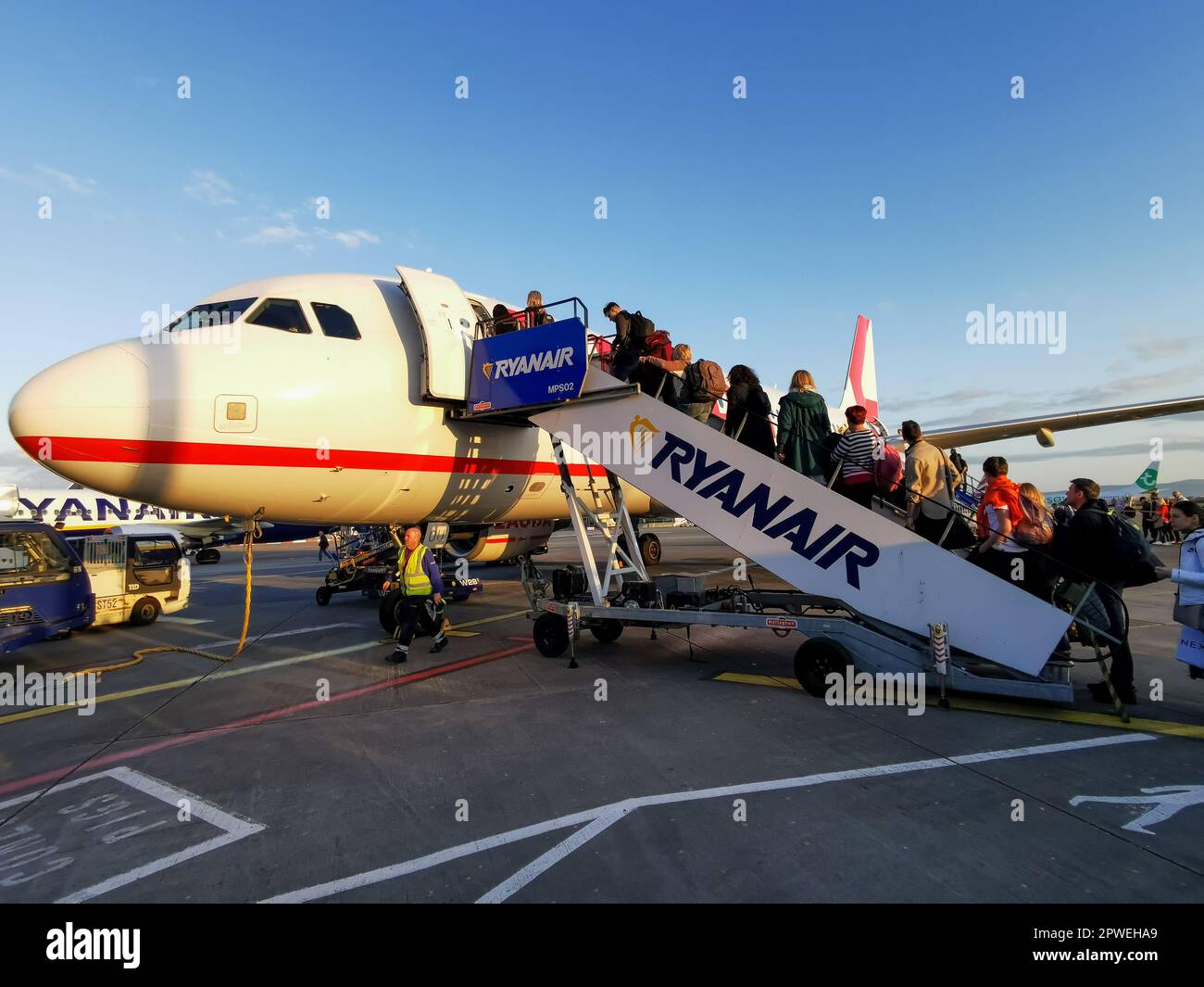Personnes embarquant dans l'avion Banque de photographies et d’images à ...