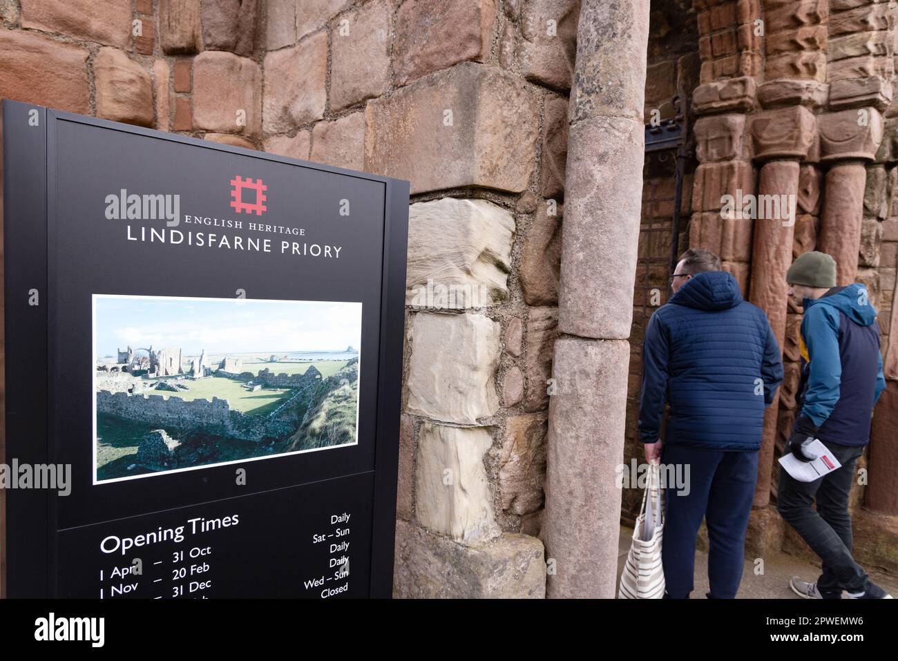 Ruines du Prieuré de Lindisfarne ; monastère historique de 7th siècles ...