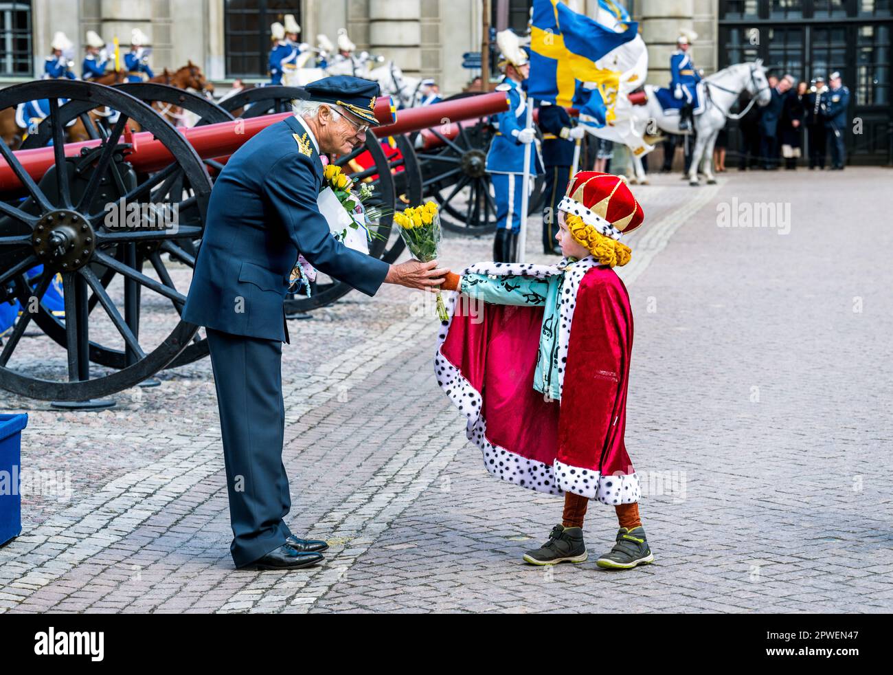 STOCKHOLM 20230430 le roi Carl XVI Gustaf reçoit des fleurs d'un enfant ...