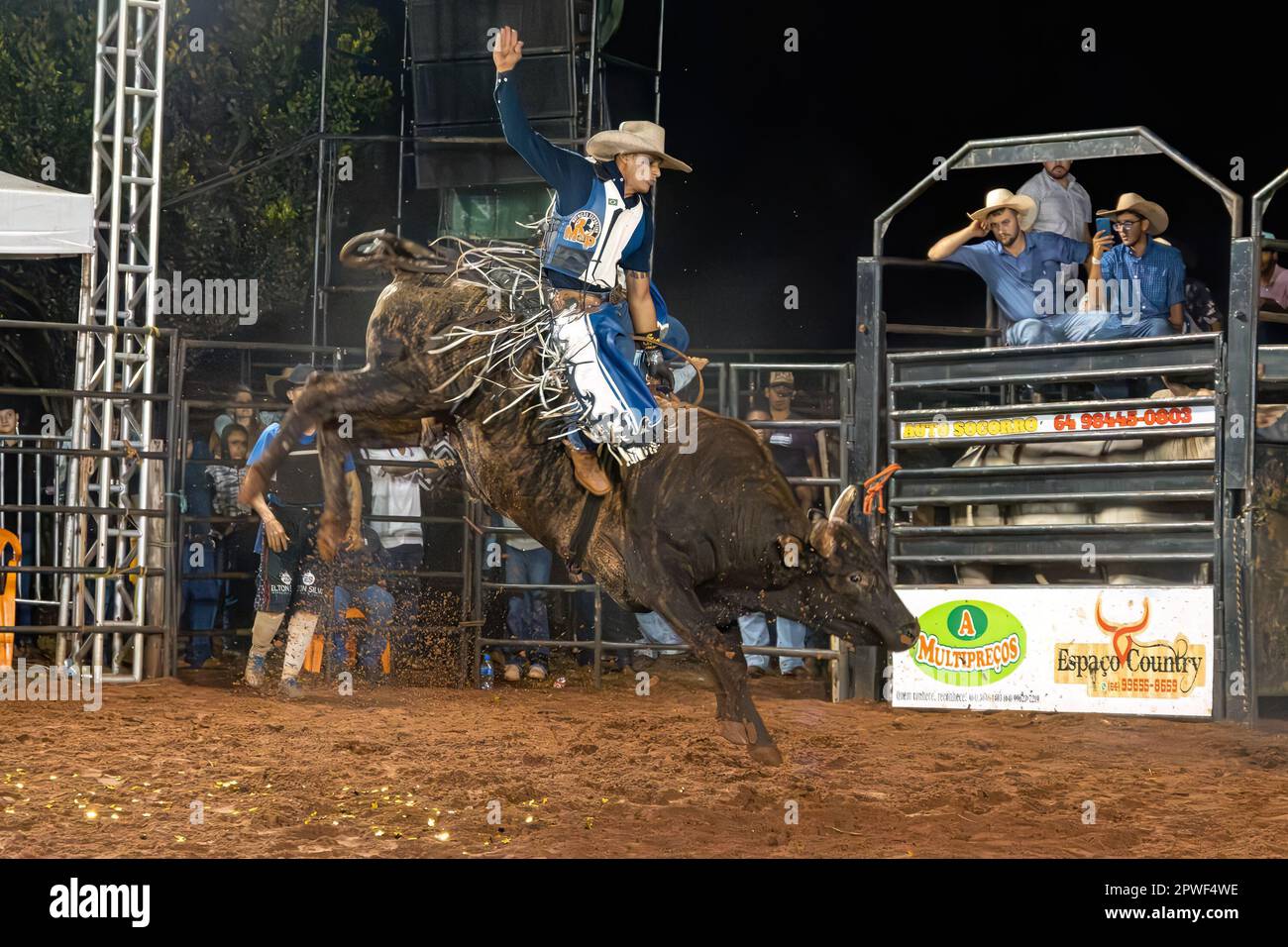 Itaja, Goias, Brésil - 04 23 2023: Compétition d'équitation dans une ...