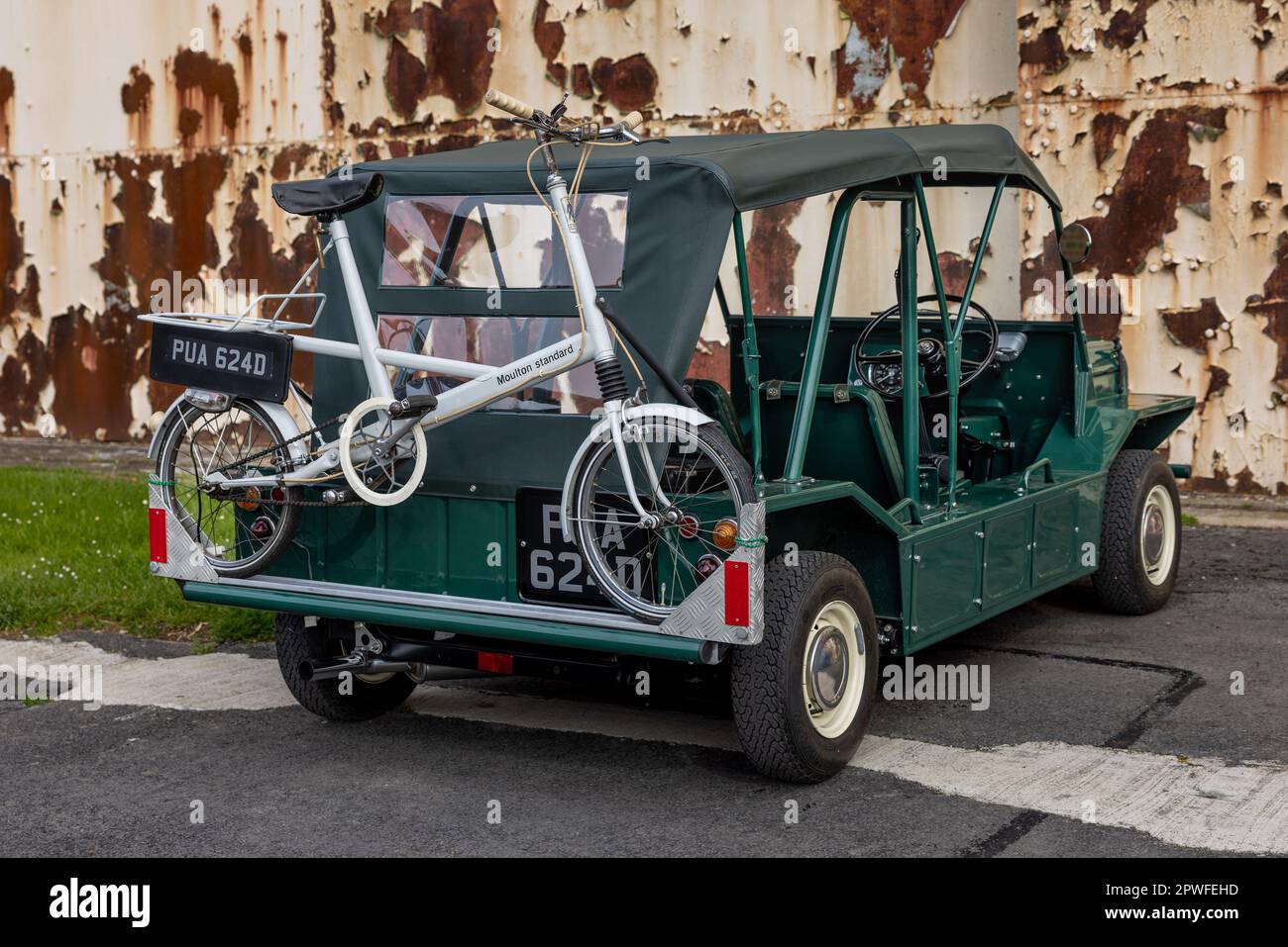 1966 Austin Mini Moke 'PUA 624D' exposé au Vintage Velos Scramble qui s ...