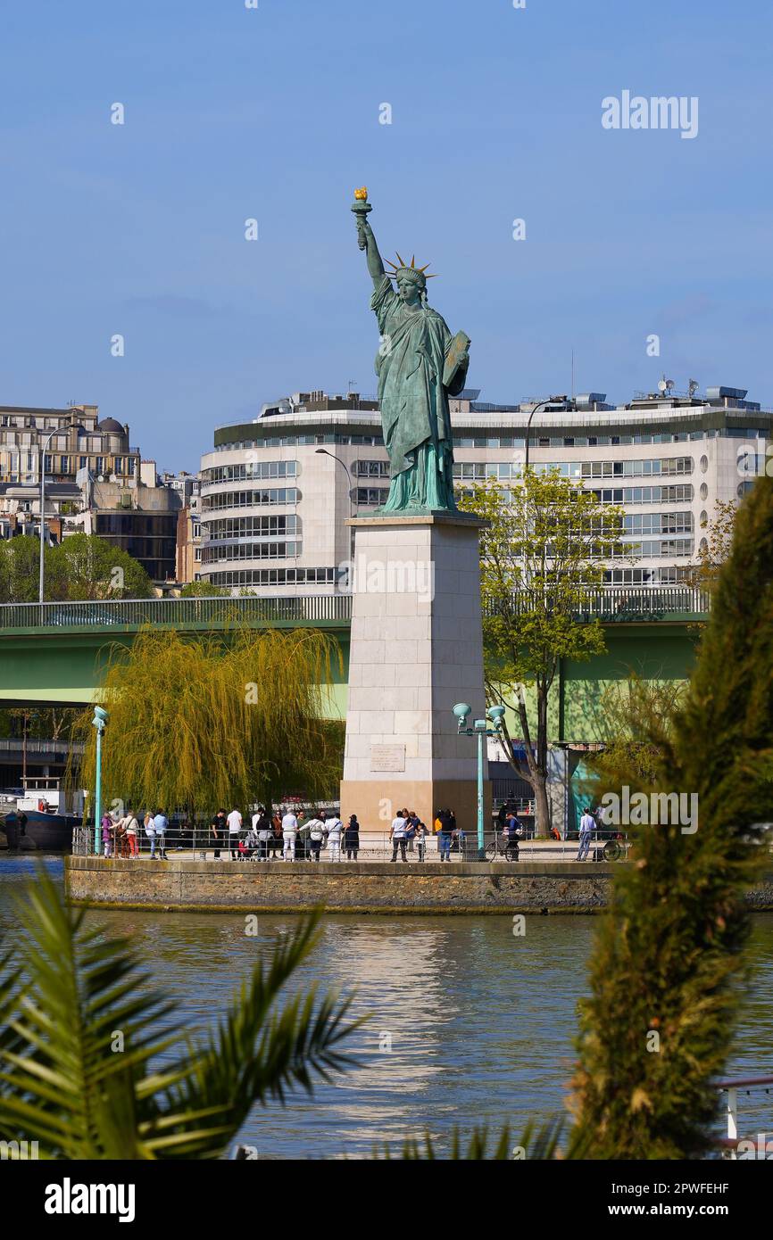 Statue de la liberté sur l'île des Cyans au centre de la Seine à Paris ...