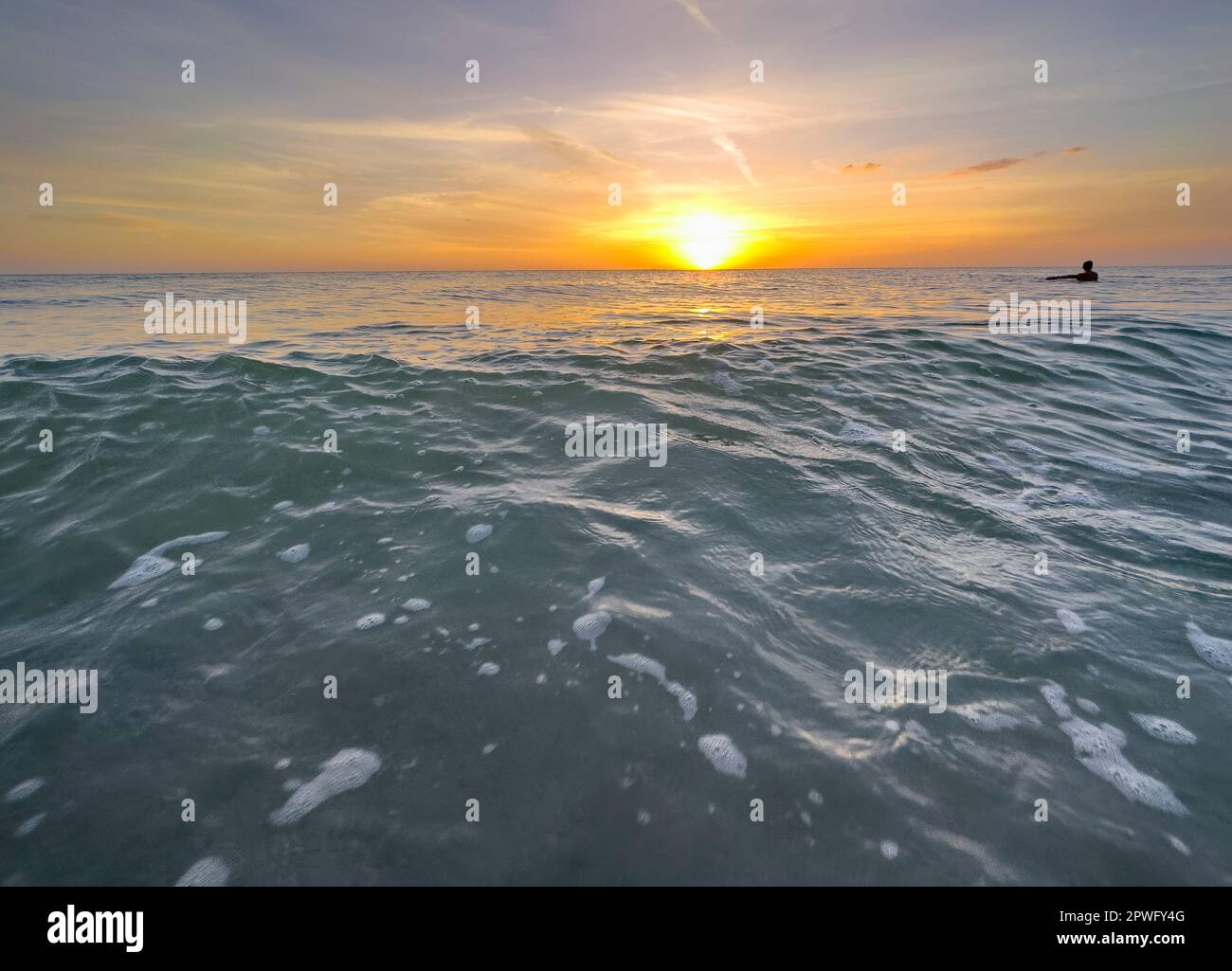 Naples, Floride, États-Unis. 3/31/23. Coucher de soleil sur le golfe du ...