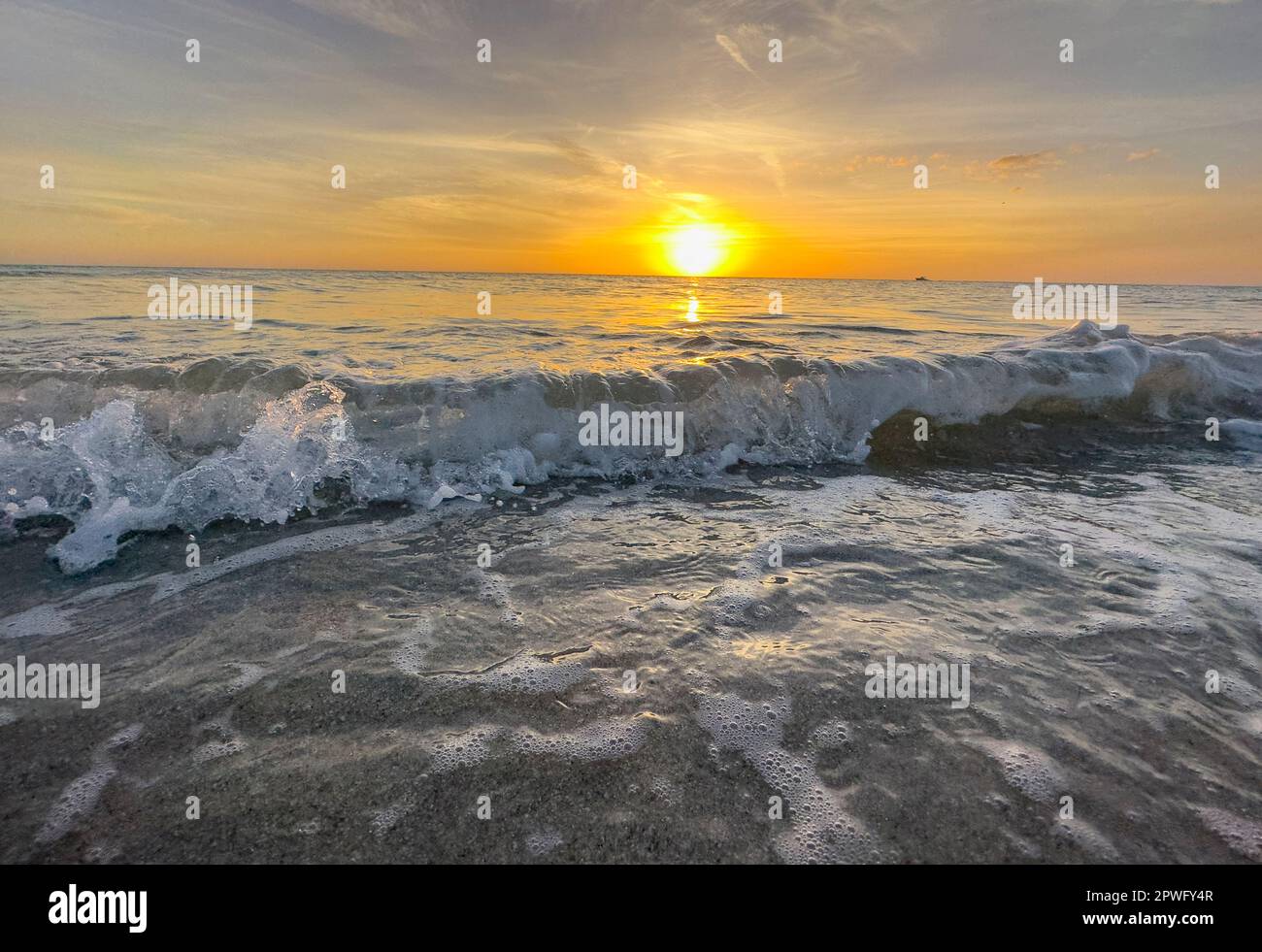 Naples, Floride, États-Unis. 3/31/23. Coucher de soleil sur le golfe du ...