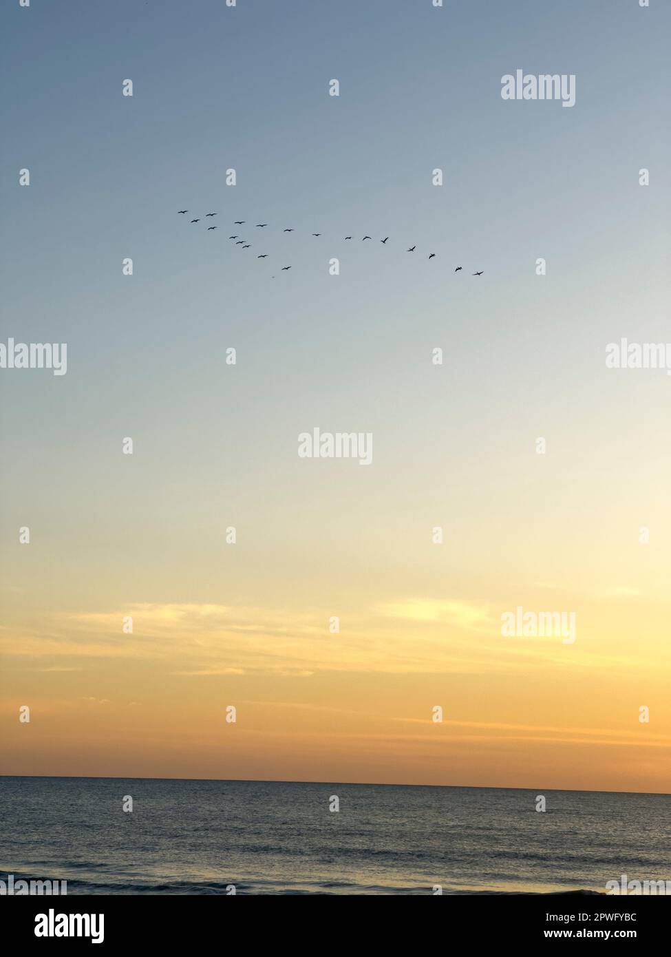 Naples, Floride, États-Unis. 4/18/23. Coucher de soleil sur le golfe du ...