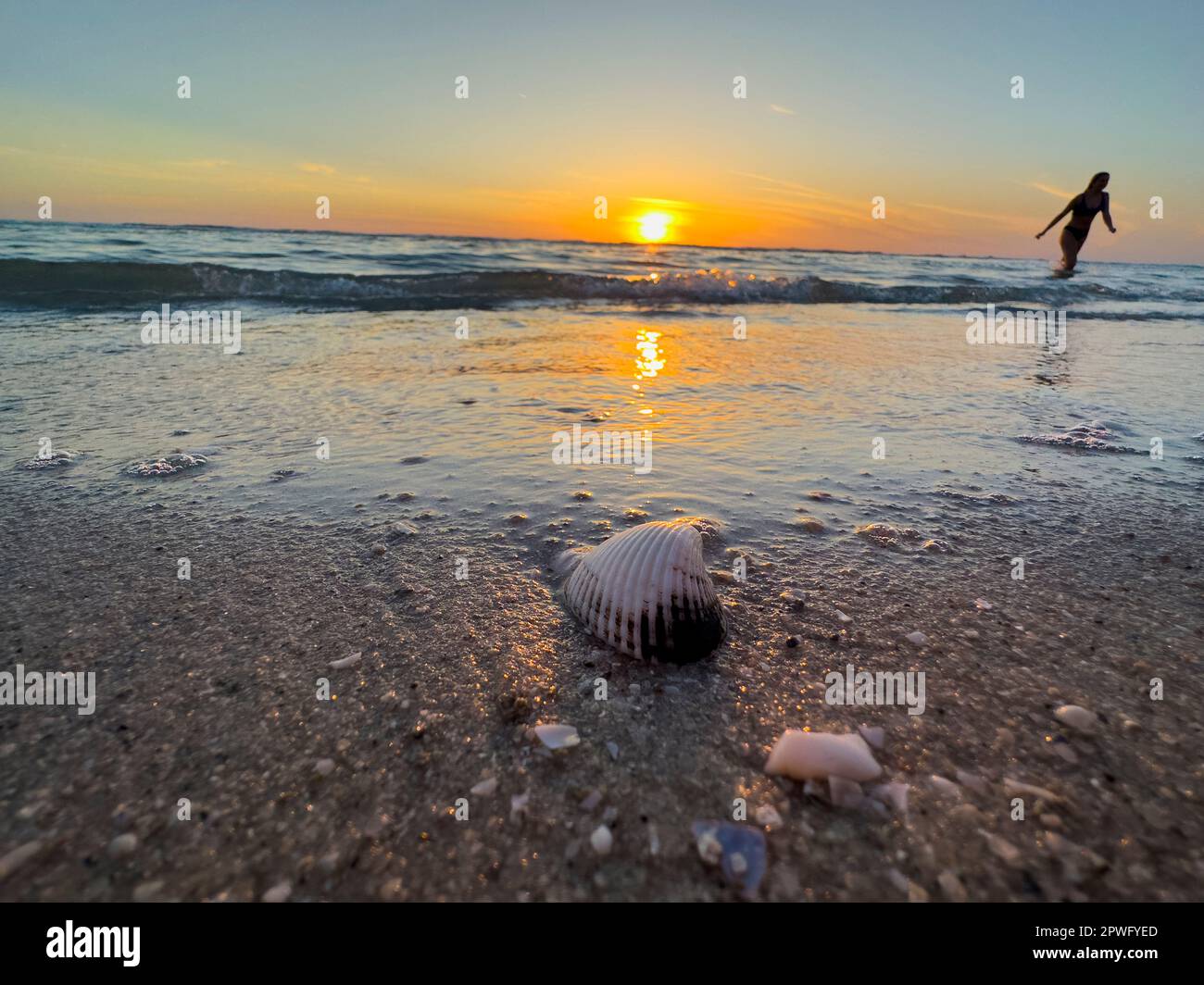 Naples, Floride, États-Unis. 4/18/23. Coucher de soleil sur le golfe du ...