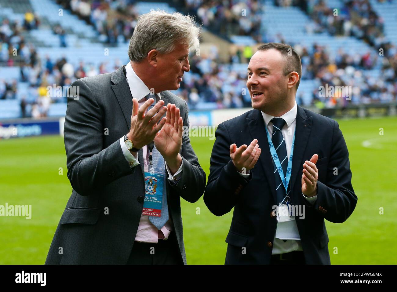 Doug King, propriétaire de Coventry City, discute avec Mark Hornby à la ...