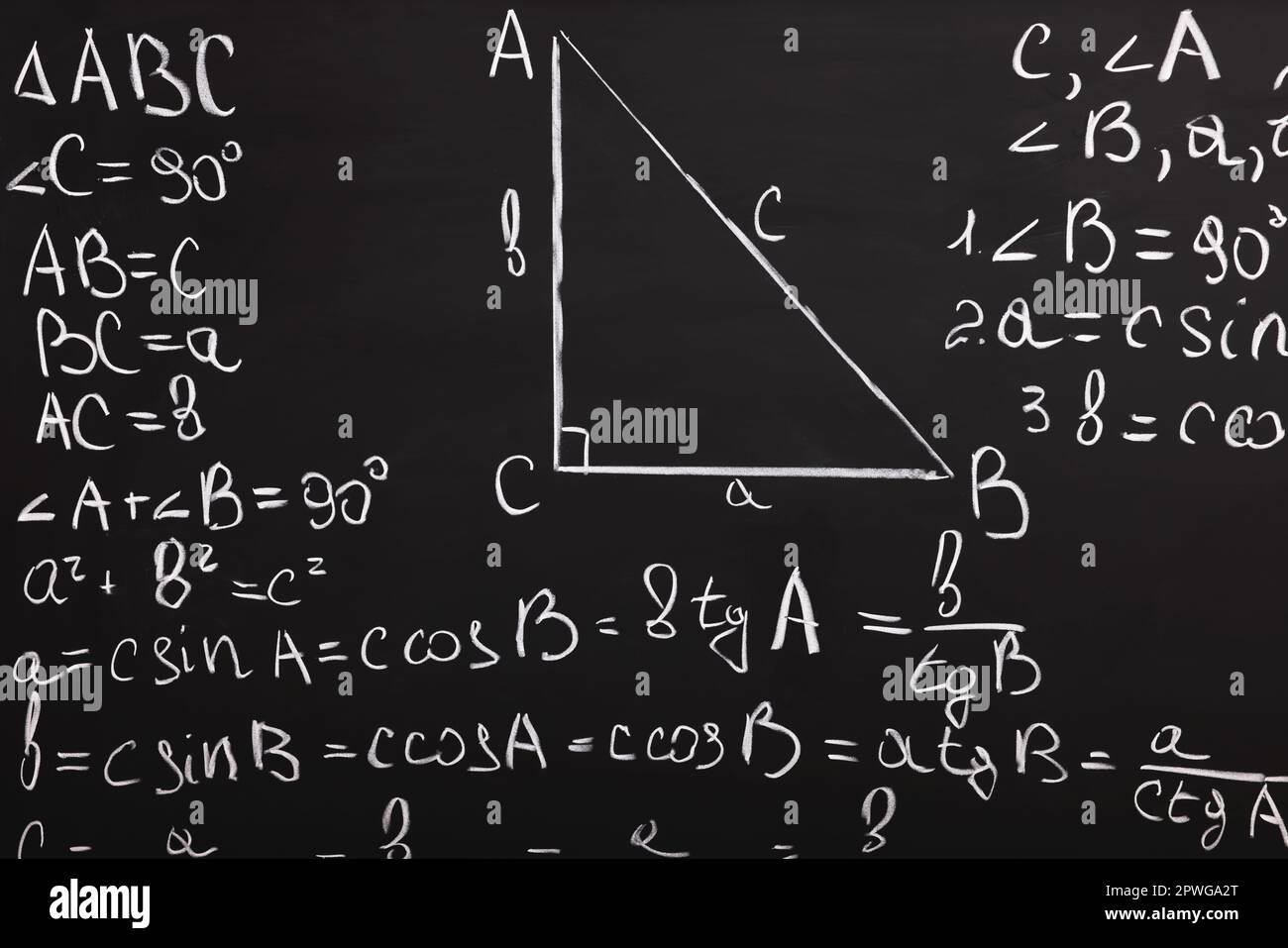 Différentes formules mathématiques écrites avec de la craie sur le ...