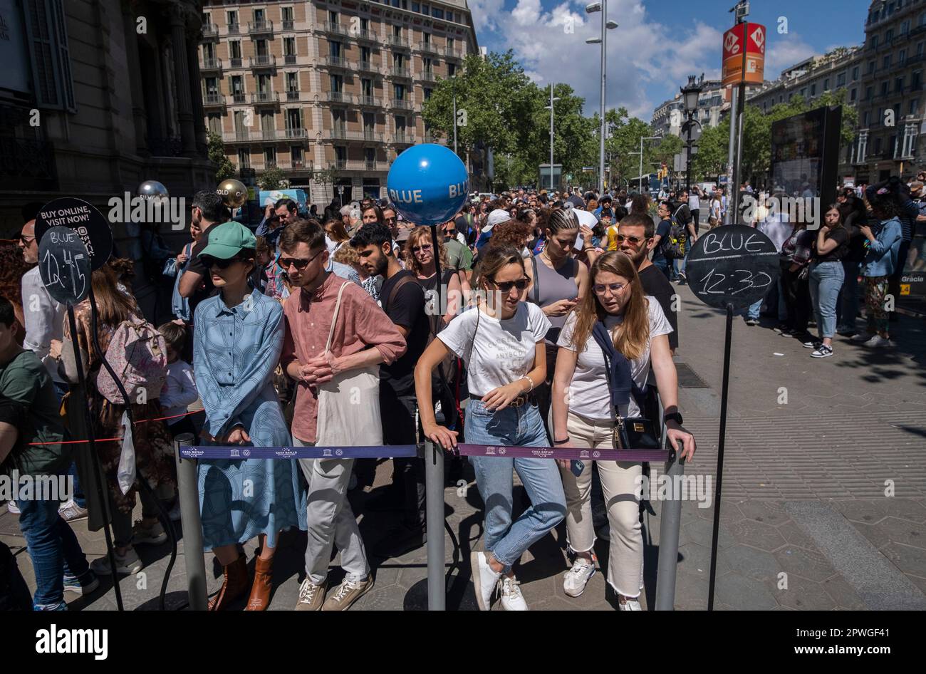 Un grand groupe de personnes attendent l'entrée pour visiter la célèbre ...