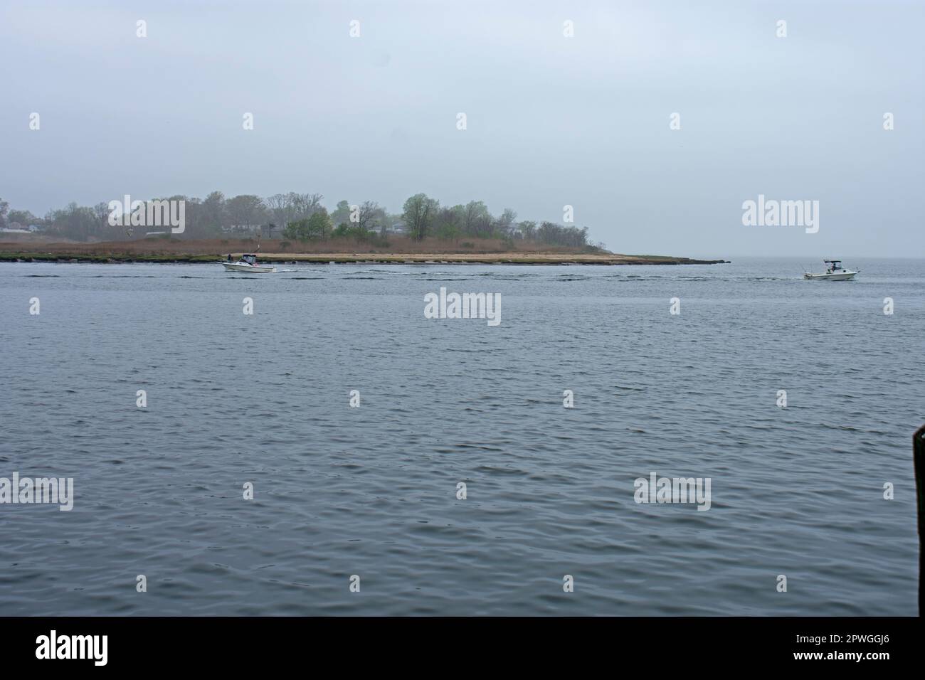 Bateaux de pêche récréative, certains commençant et d'autres finissant ...