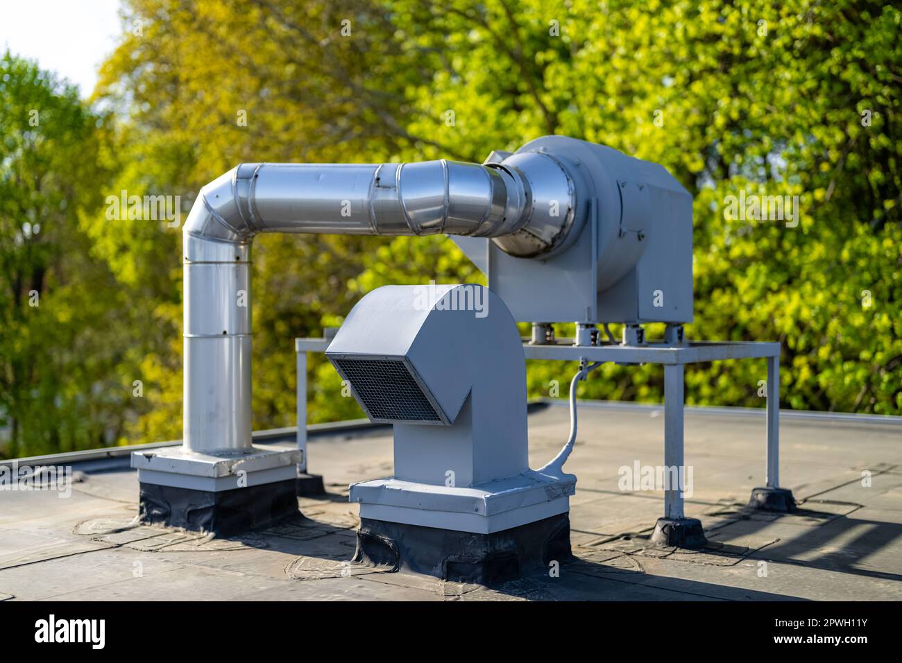 Photo d'un ventilateur de ventilation de toit sur un nouveau EPDM sur ...