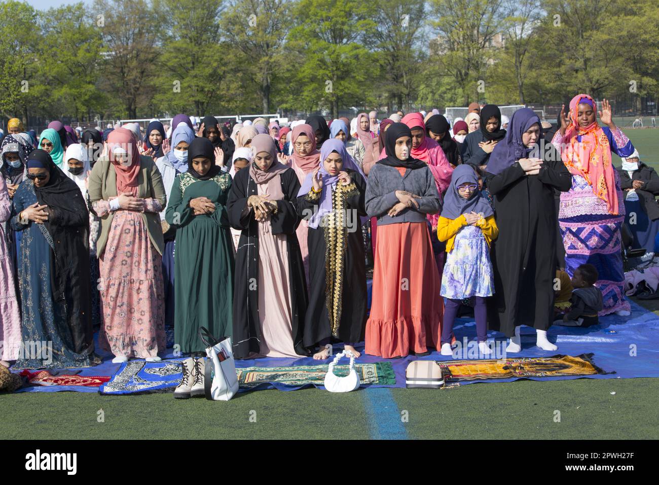 Des musulmans de diverses mosquées de Brooklyn assistent à un service ...