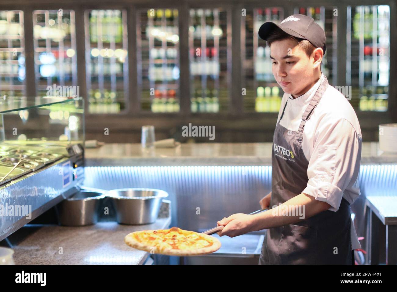 24 avril. 2023. Russie. Moscou. Un employé du restaurant de Matteo ...