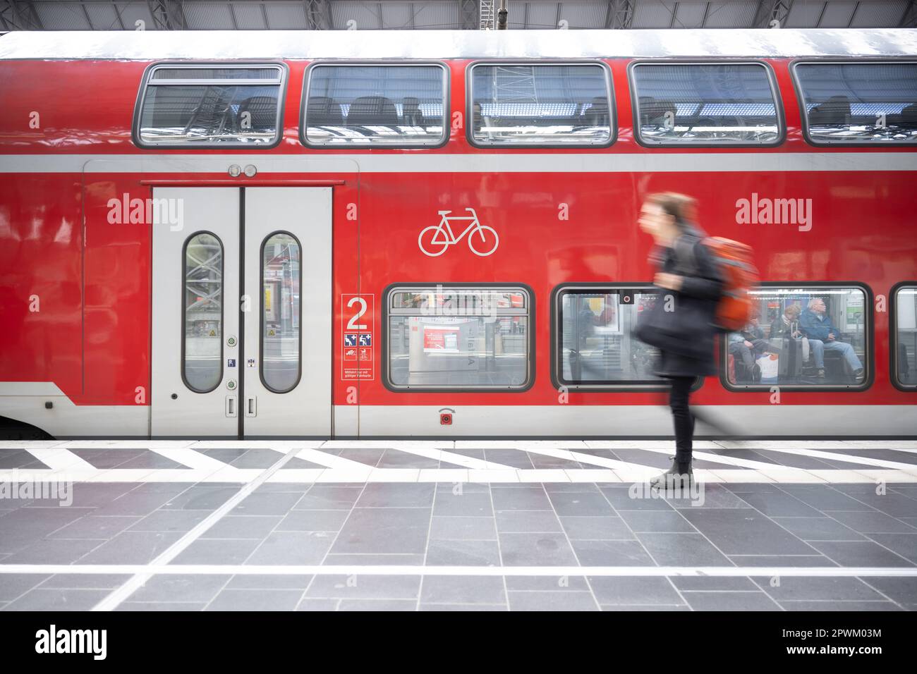01 mai 2023, Hesse, Francfort-sur-le-main : une femme passe devant un ...