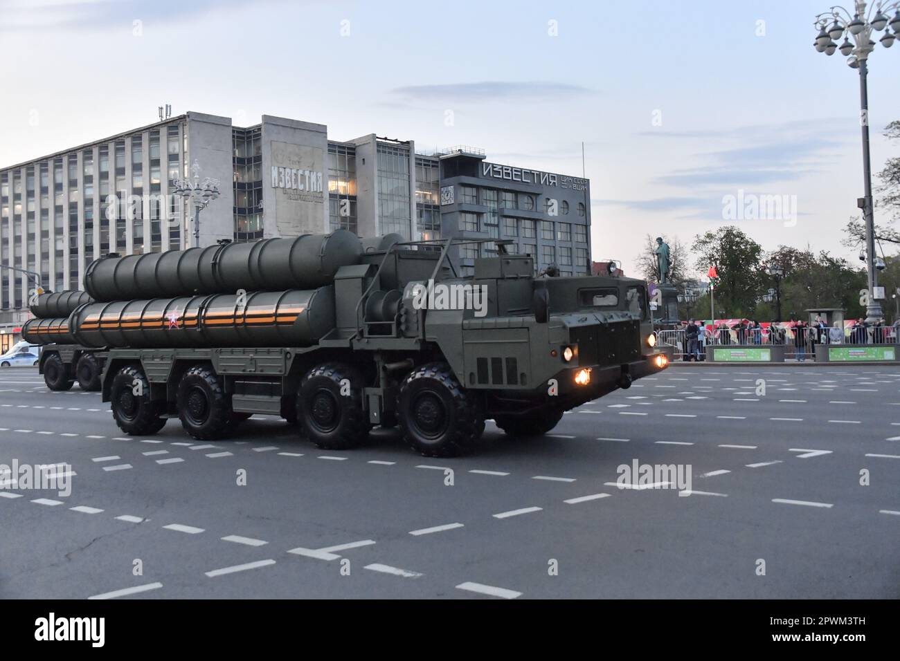 'Vache folle. Le lanceur S-400 sur le châssis à roues MAZ-543M pendant le passage de l ...