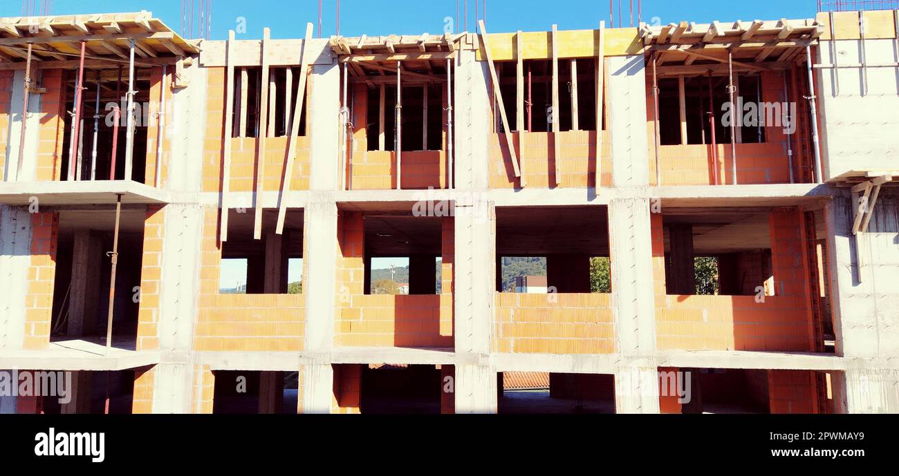 Briques rouges en céramique sur le chantier. Keramoblock. Brique creuse. Construction d'un ...