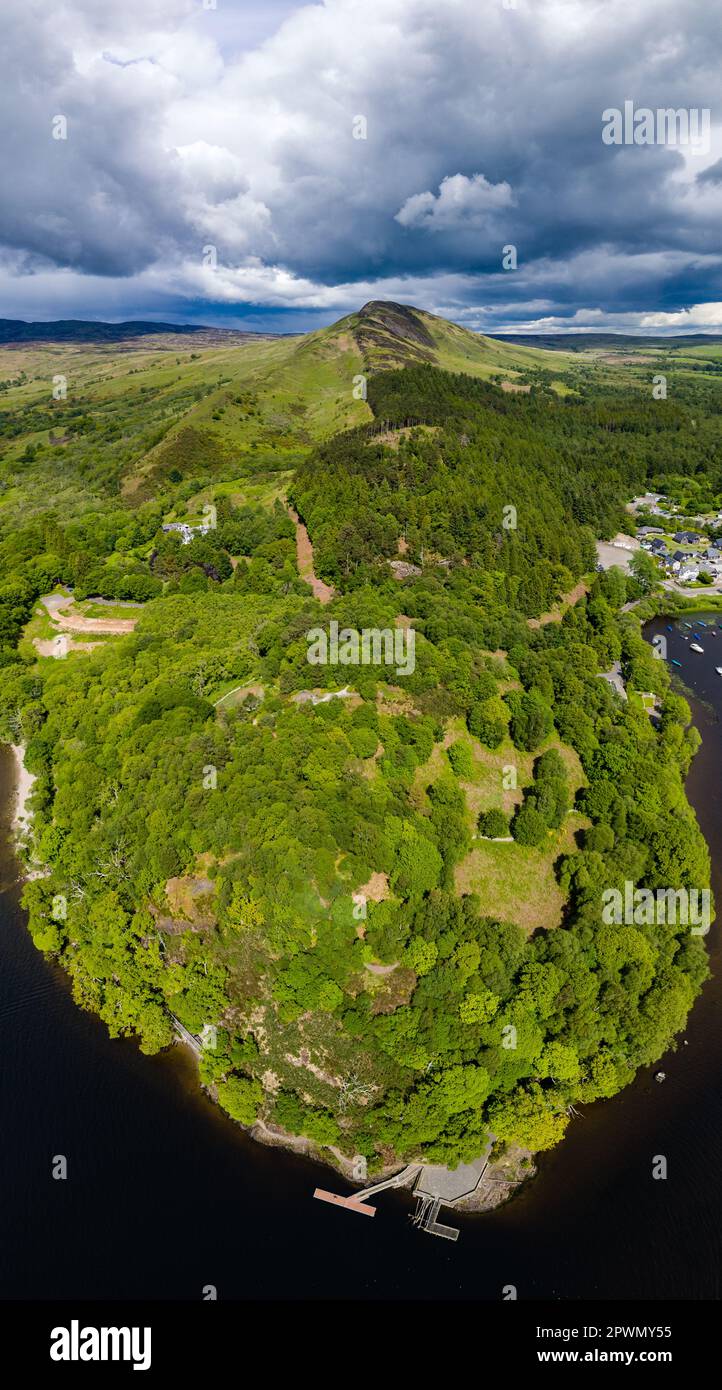 Vue aérienne de 'Conic Hill' près du village de Balmaha sur les rives ...