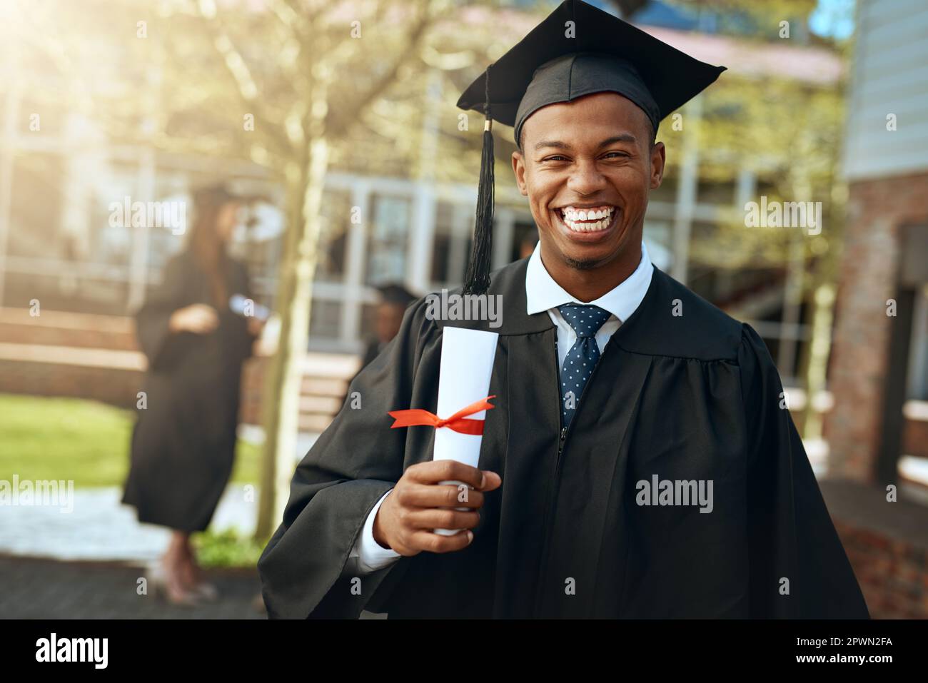 La fin de la route, mais le début d'un nouveau voyage. Portrait d'un jeune homme heureux ...