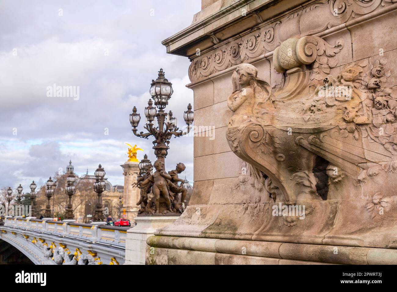 Le pont Alexandre III est un pont-voûte qui traverse la Seine à Paris ...